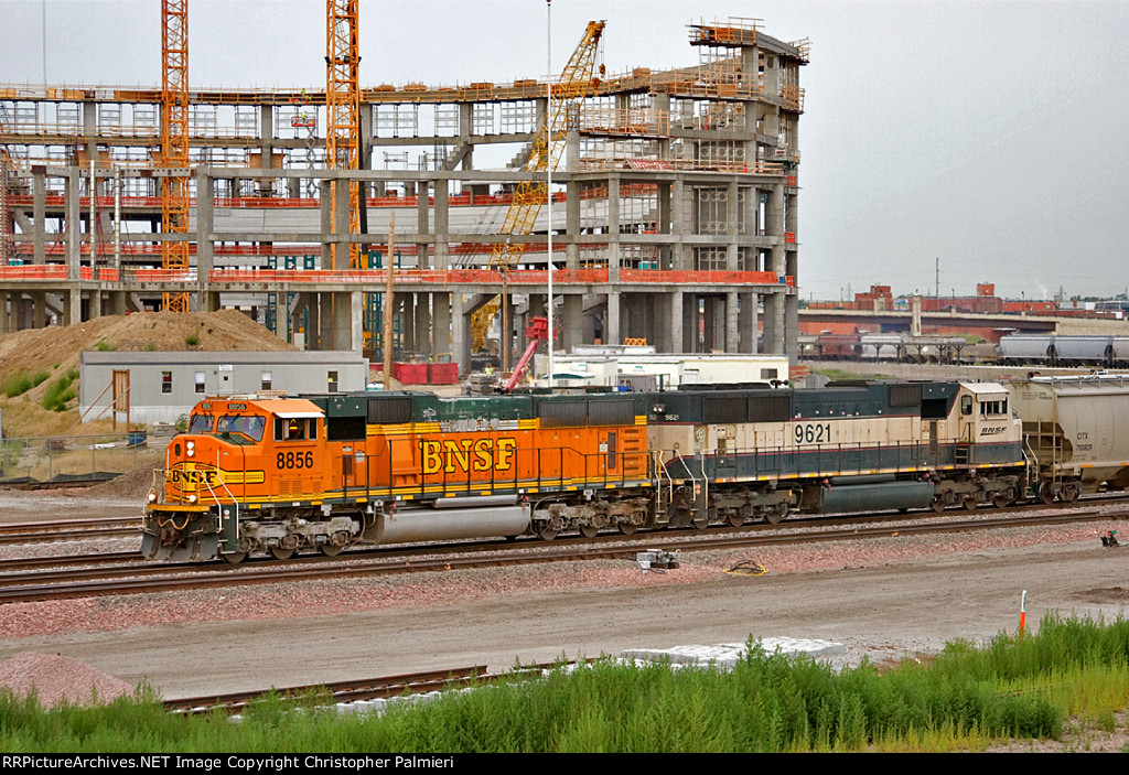 BNSF 8856 and BNSF 9621 Lead M-LINLIN1-09